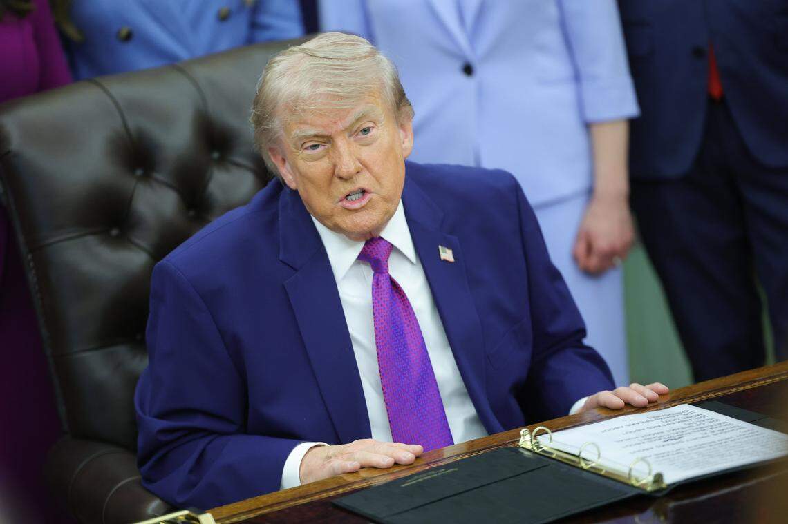 Trump llama ‘tonta’ a una reportera que le preguntó por el sobrecoste ...