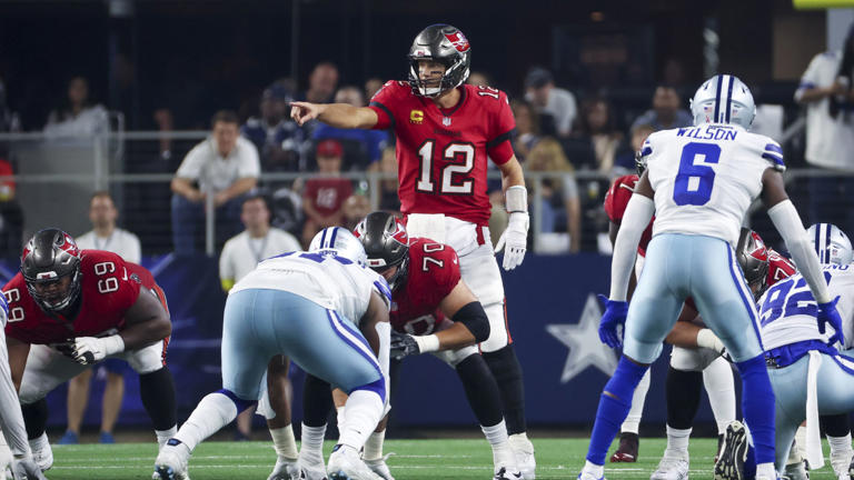 Tom Brady absolutely dunks on Cowboys fans at Kevin Hart roast