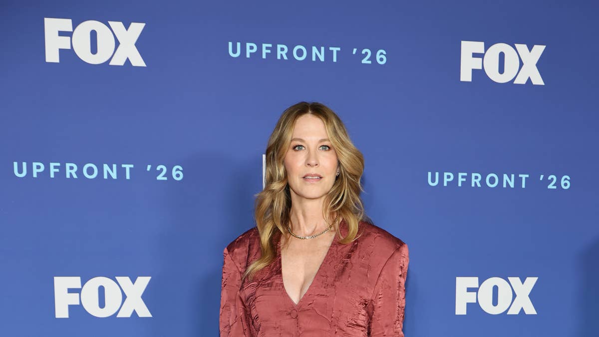 Jenna Elfman, 54, is a blonde beauty on the red carpet 24 years after ...