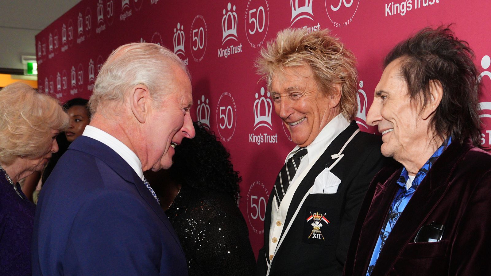 'You put that little ratbag in his place,' Rod Stewart tells king