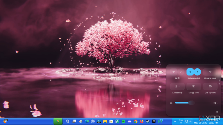 My Windows 11 PC now has the iconic Windows XP taskbar, and it's ...