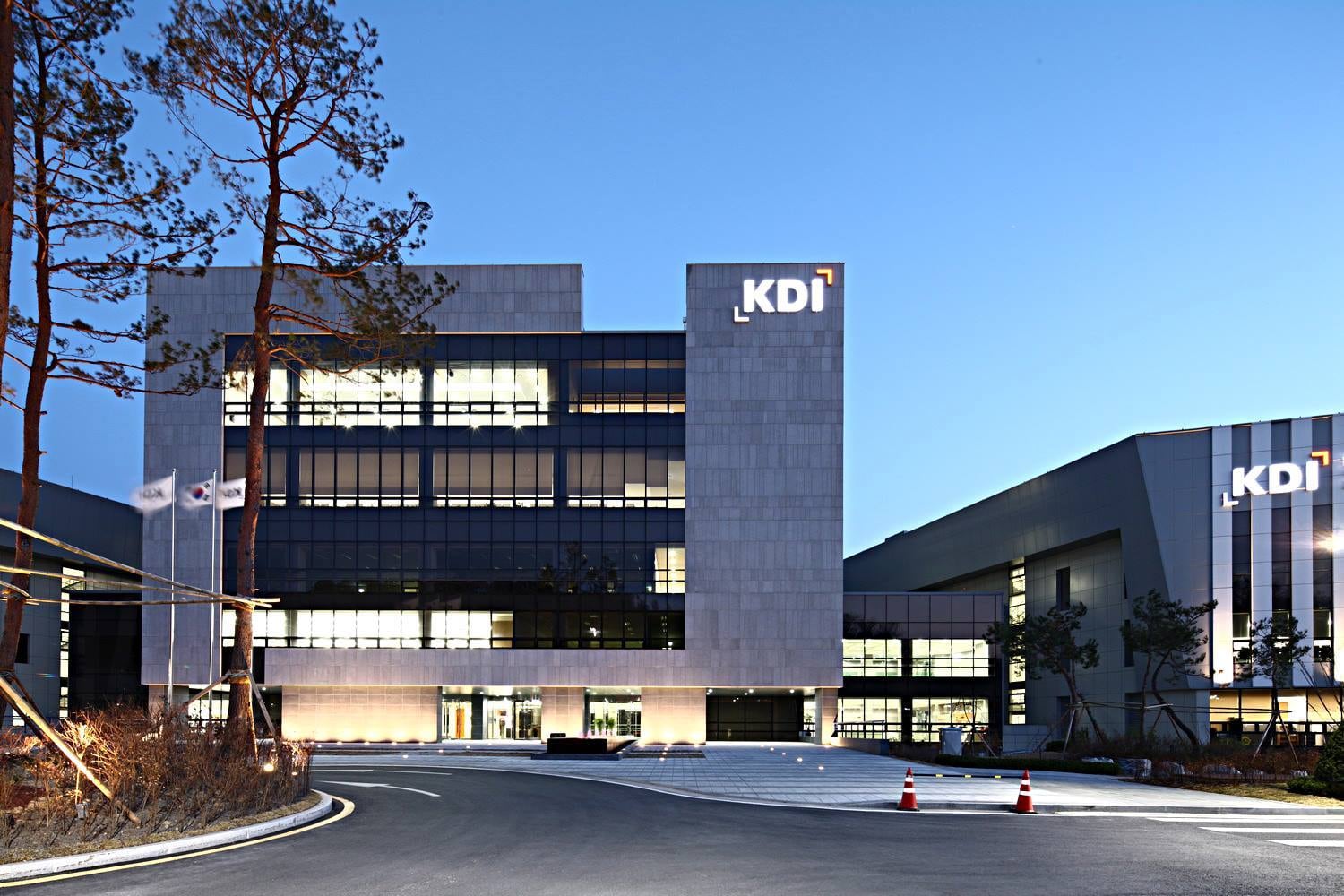 KDI sees economic recovery on semiconductor surge, Middle East risks ...