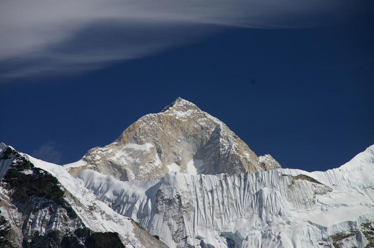 American climber dies in avalanche while descending Makalu