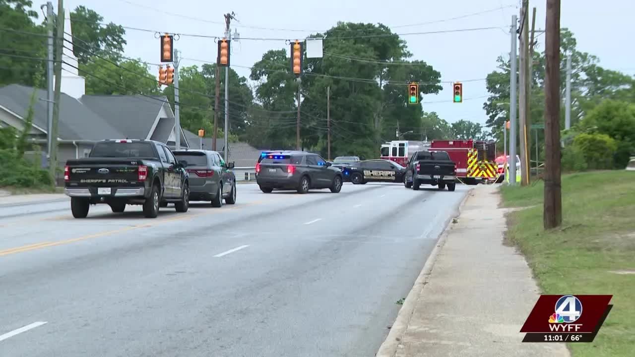 Greenwood officer killed in crash on East Cambridge Avenue