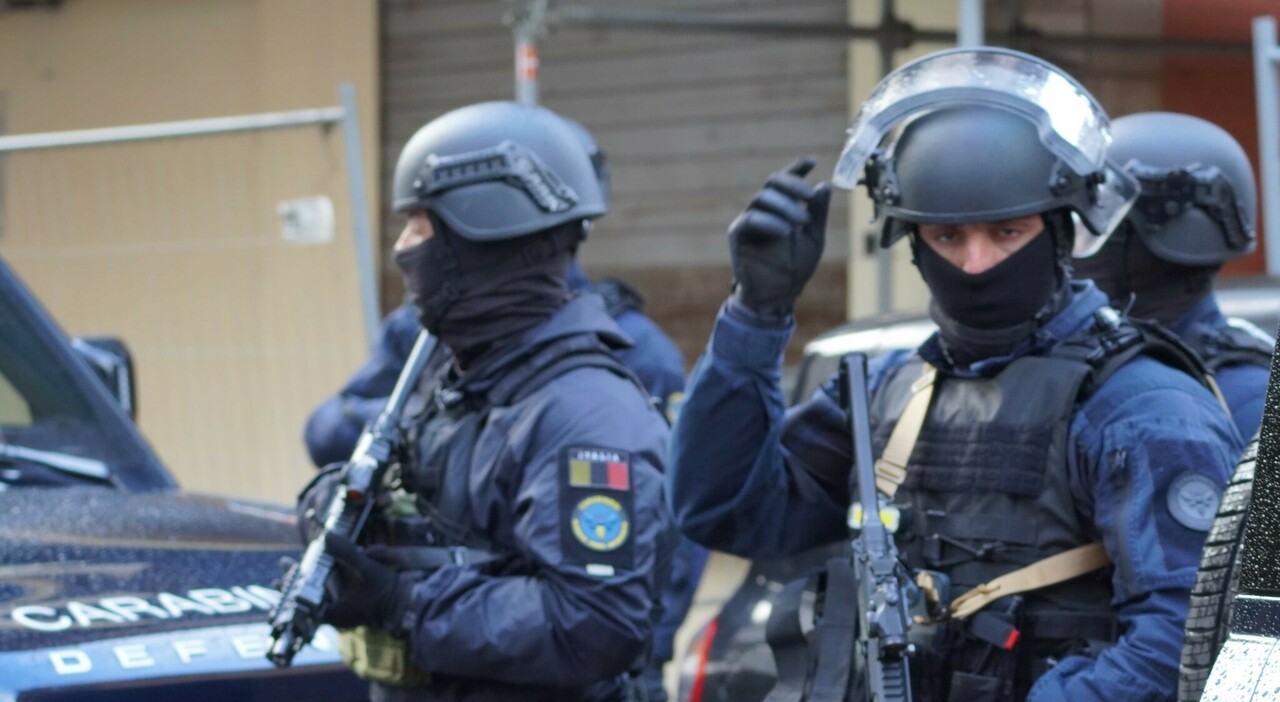 Ostia, sequestri e torture (e bombe carta) per un borsone da un milione ...