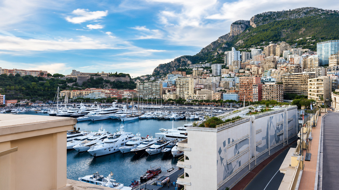 Promenade au port de Monaco avec superyachts et vue sur les montagnes