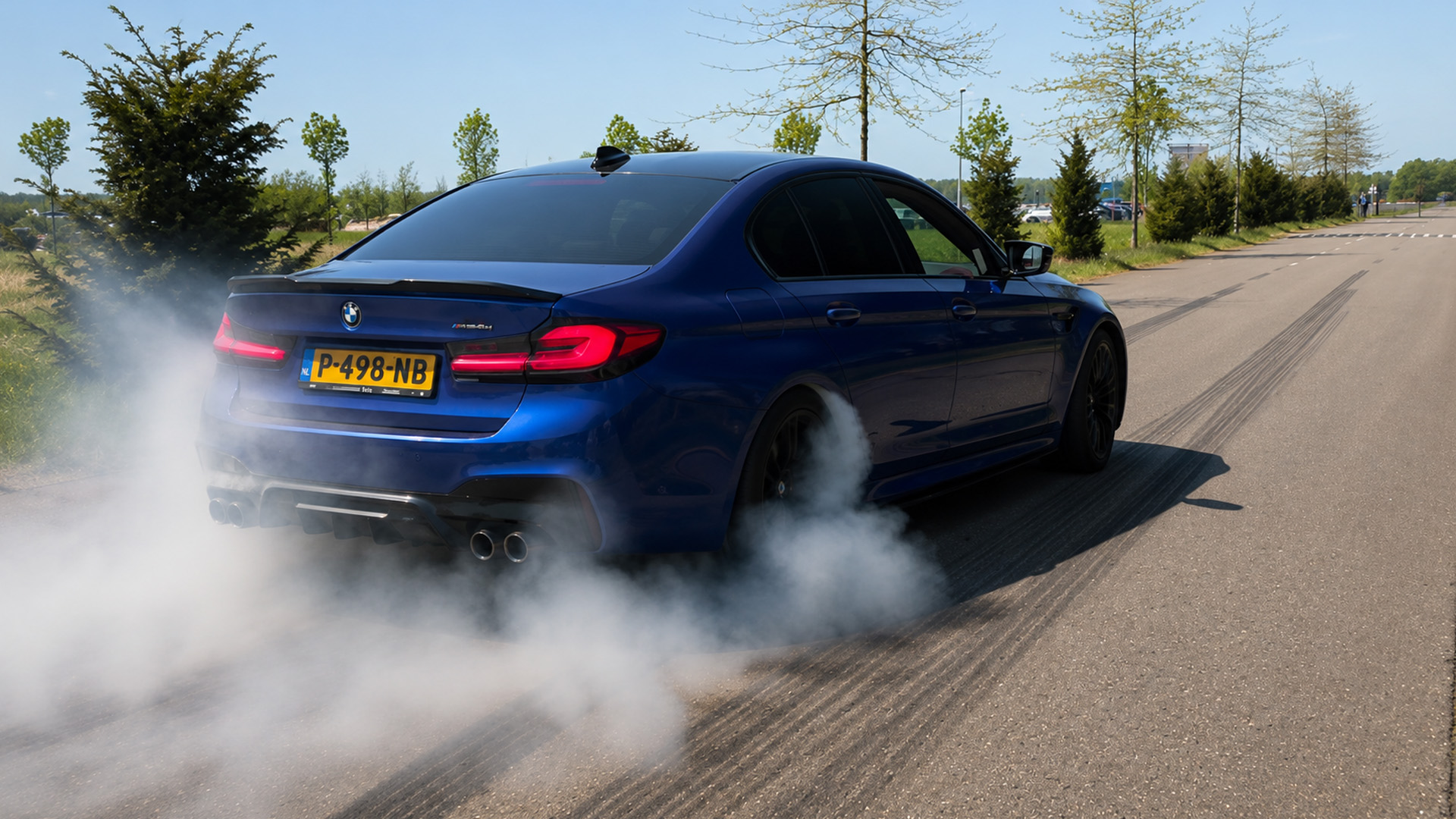 BMW M5 burnout hard op de openbare weg