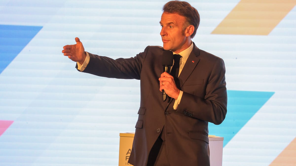 Plötzlich steht Macron auf und unterbricht die Veranstaltung