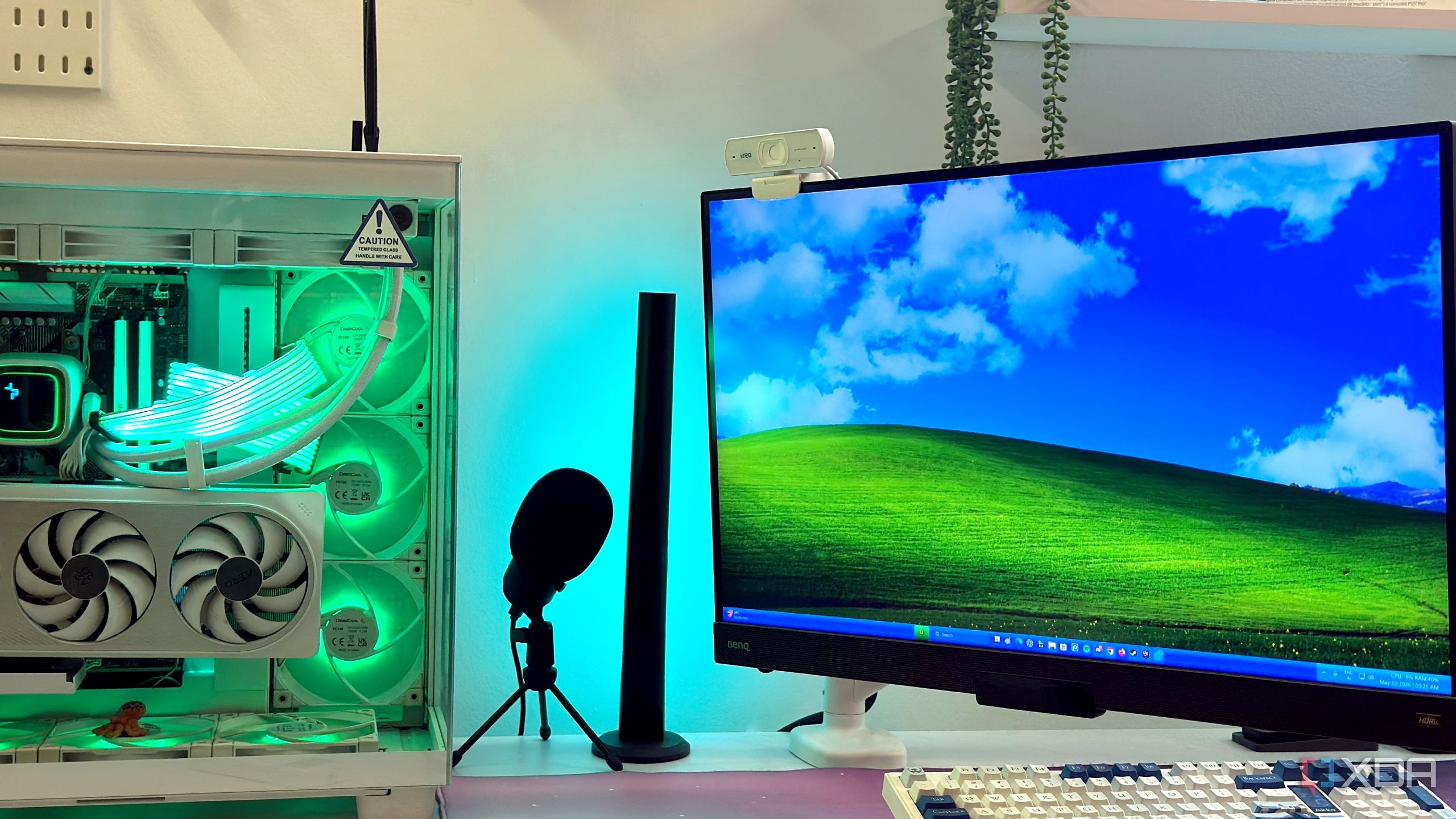 My Windows 11 PC now has the iconic Windows XP taskbar, and it's ...