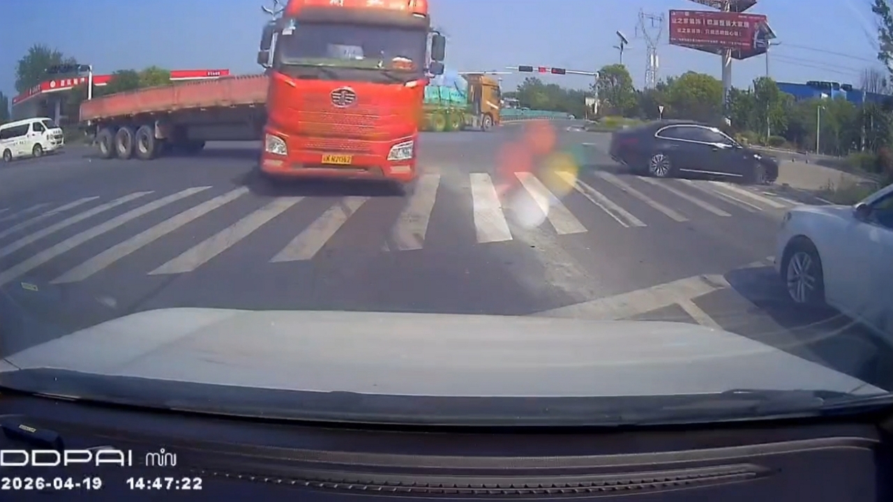 Truck and car narrowly avoid collision at intersection in Henan, China