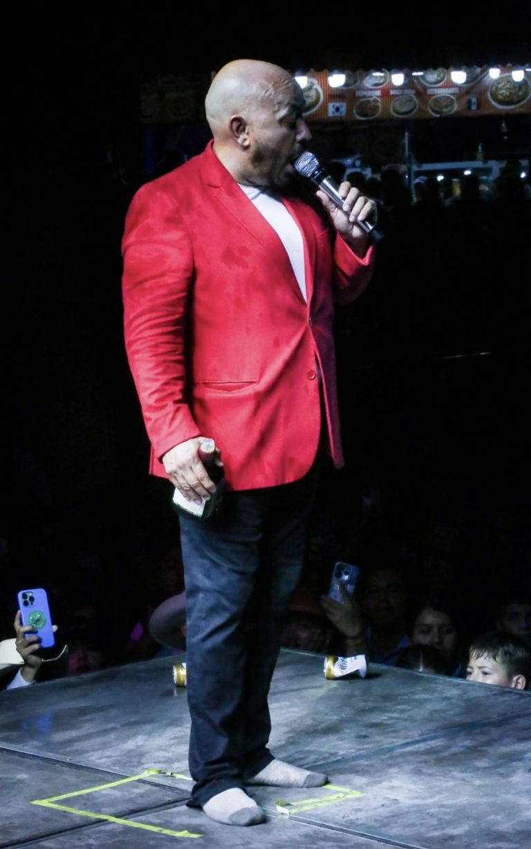 Le roban las botas a Lupillo Rivera en pleno concierto | VIDEO