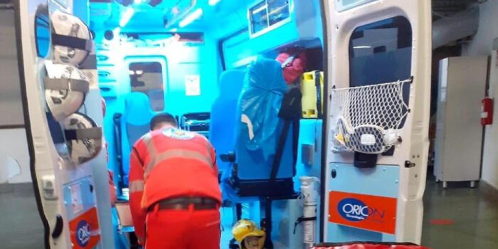 Si tuffa in una pozza d'acqua e non riemerge: gravissimo 14enne