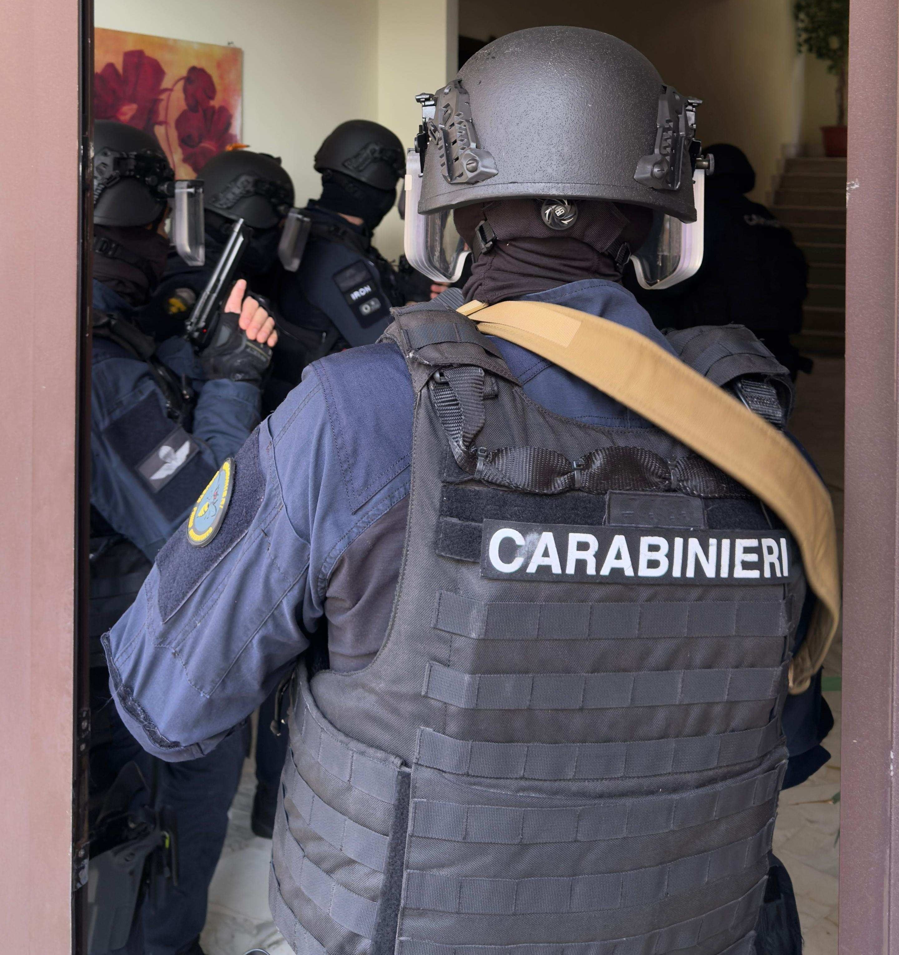 Ostia, estorsioni e sequestri di persona. Blitz dei carabinieri ...