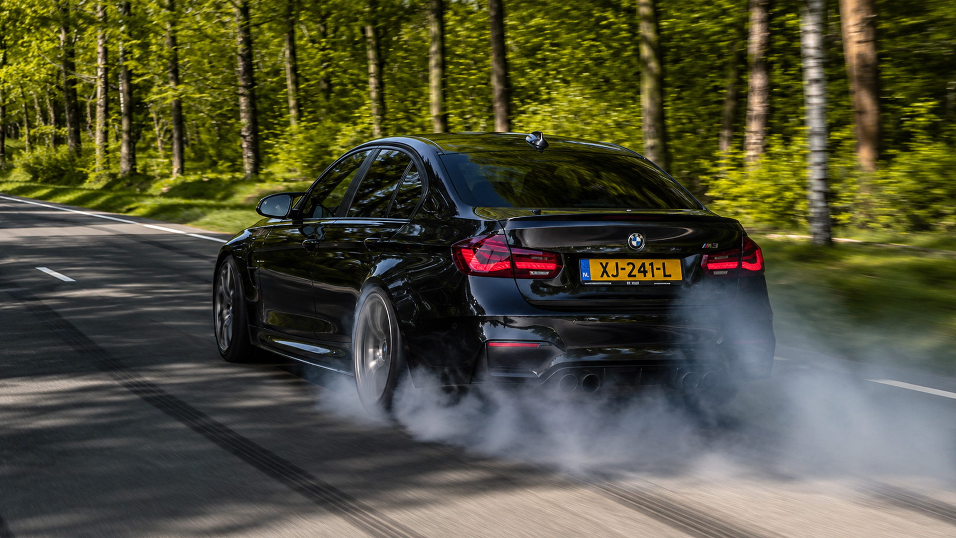 BMW M3 F80 brengt rook en snelheid op de weg