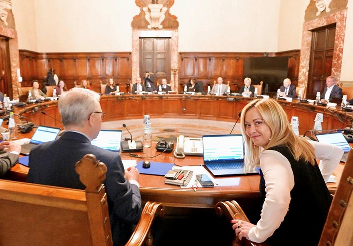 Il gossip sul ministro con l’amante: «E la moglie sa tutto»