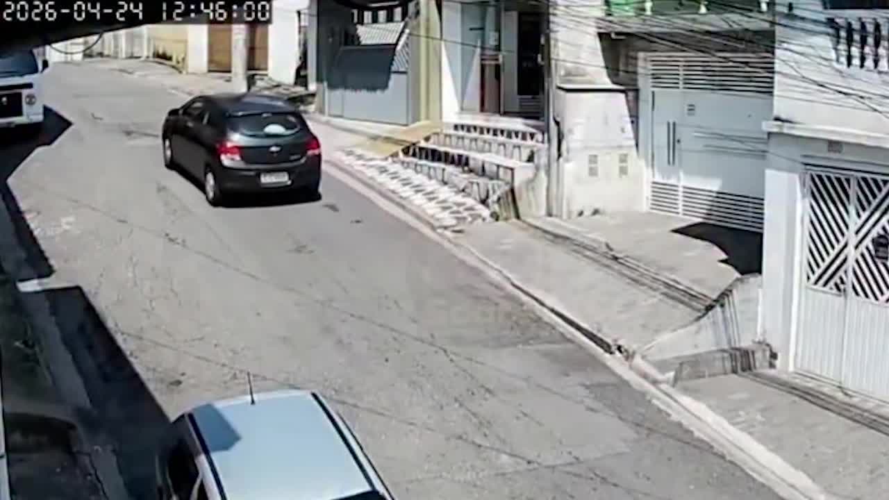 School van full of kids loses brakes on hill and crashes into bakery