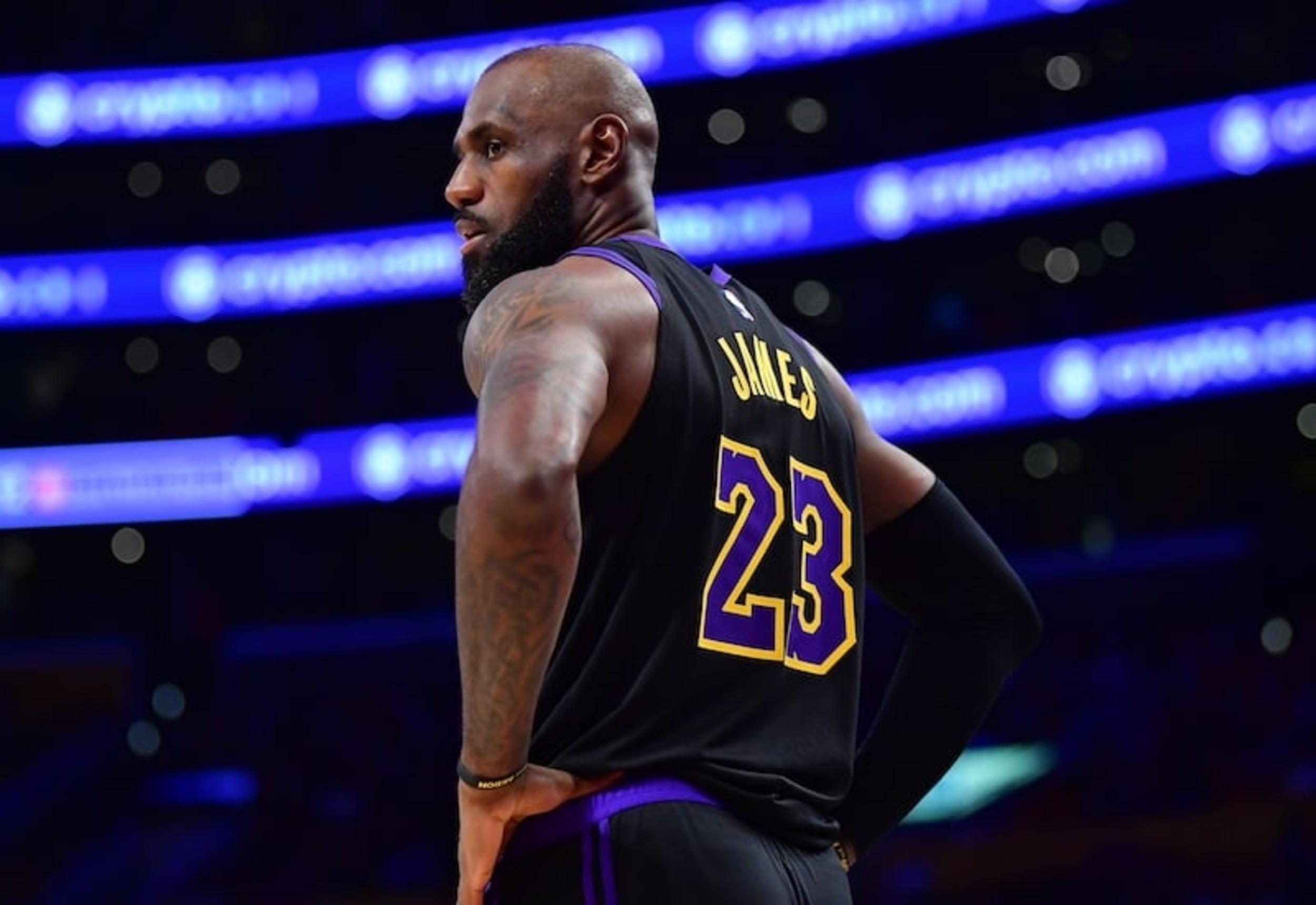 Lisa Leslie gives flowers to LeBron James for Lakers tenure