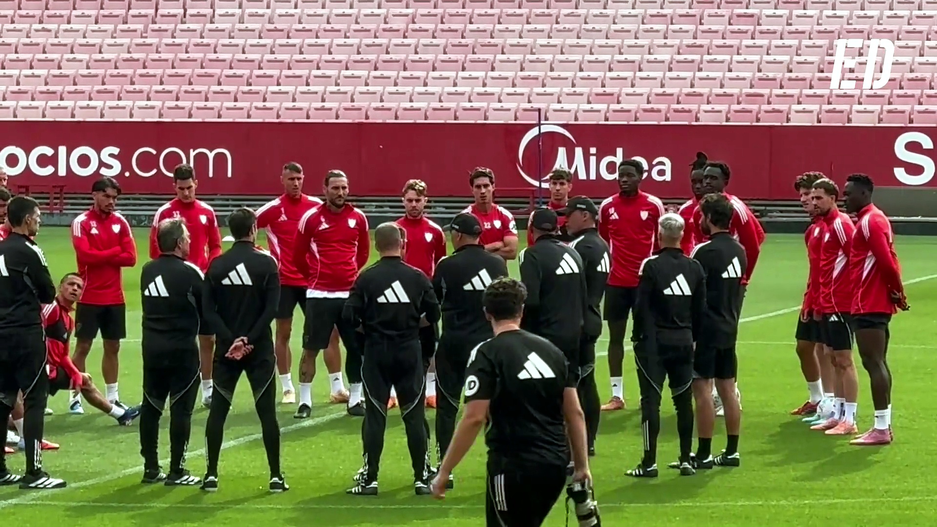 El Sevilla entrena con las bajas de Isaac Romero y Manu Bueno