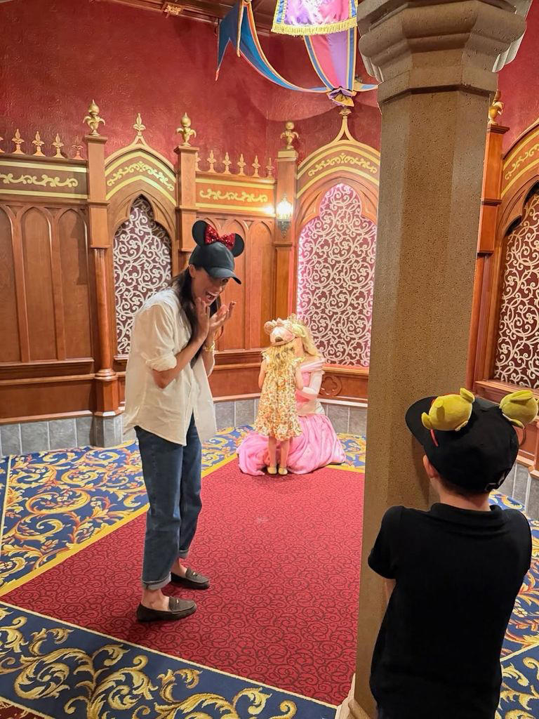 La princesa Lilibet reaparece en Disneyland con su melena pelirroja ...