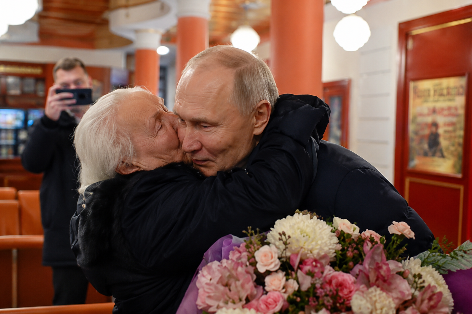 Dikenal dingin, Putin tertangkap kamera peluk erat guru masa kecilnya ...
