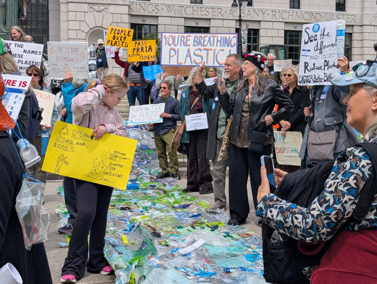 Lawmakers soften proposed packaging reduction act
