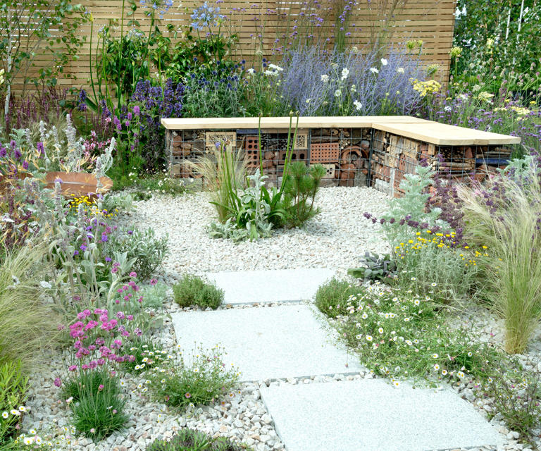 The 10-minute backyard: Design rules that keep maintenance to a bare ...