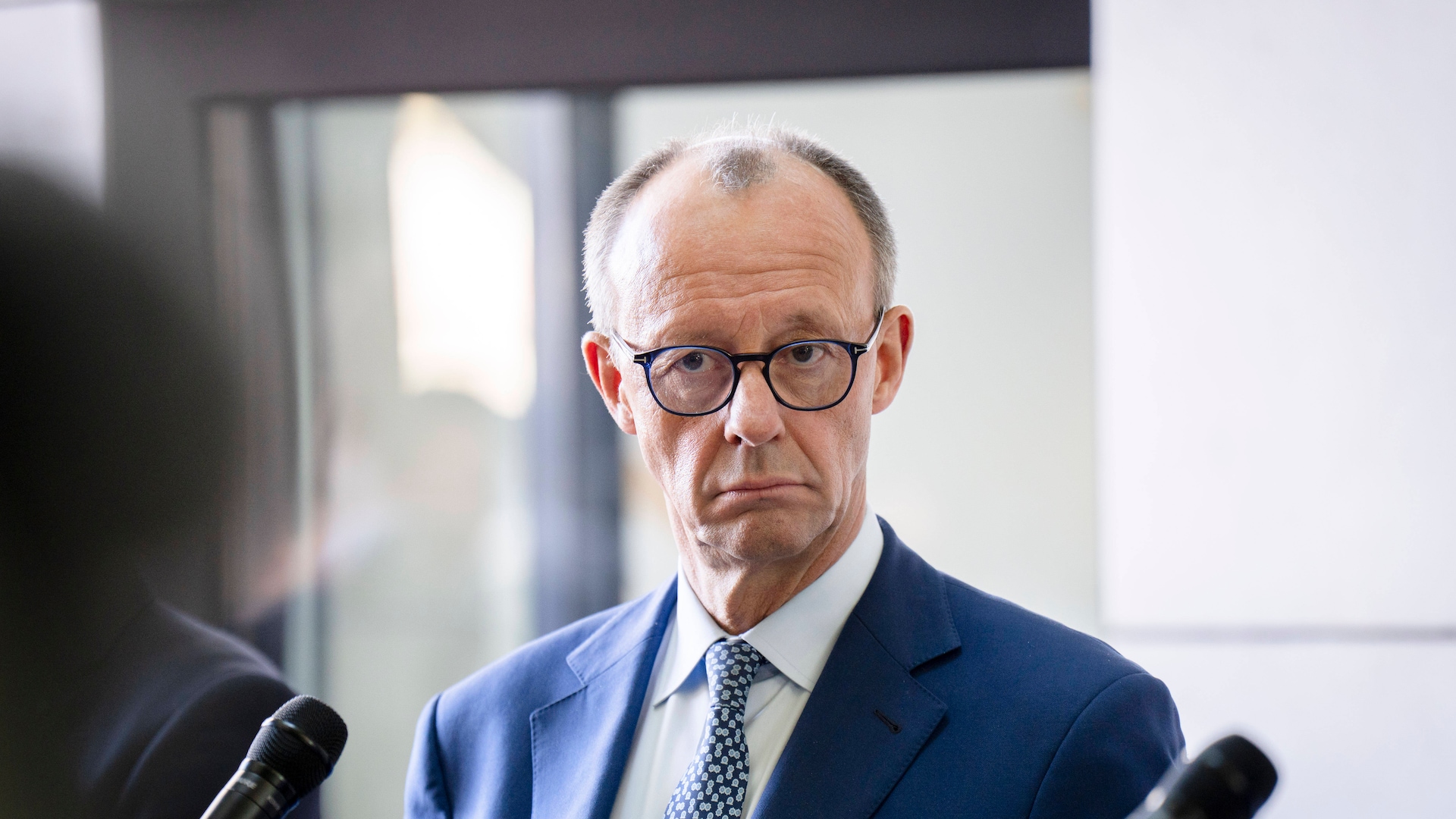 Autogrammkarte statt Entschuldigung: Leser zweifeln an Merz
