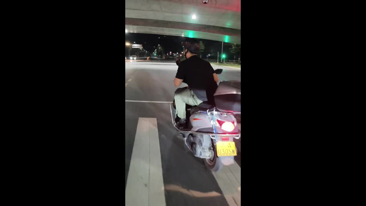 Motorcycle rider loses balance while turning at intersection in ...