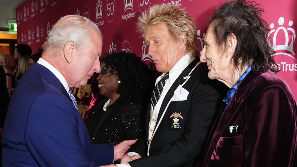 Rod Stewart para o rei: "Meteram aquele rato insignificante no seu lugar"