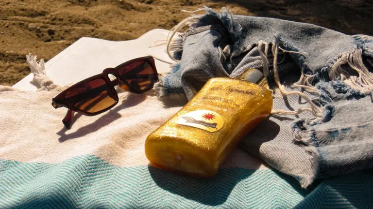 Veilig zonnen kost meer dan ooit: waarom is zonnebrand zó duur?