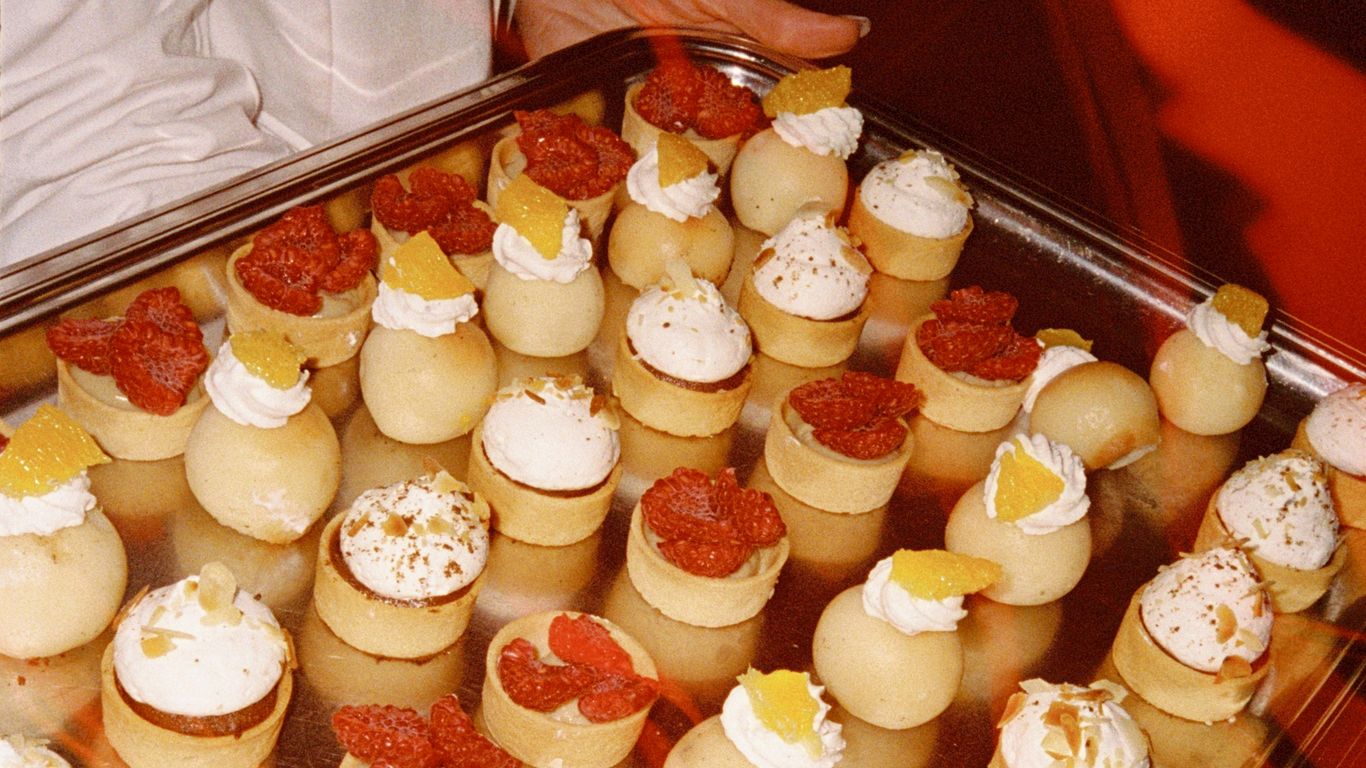 Pas de cérémonie, un wedding cake original et des bougies plutôt que ...