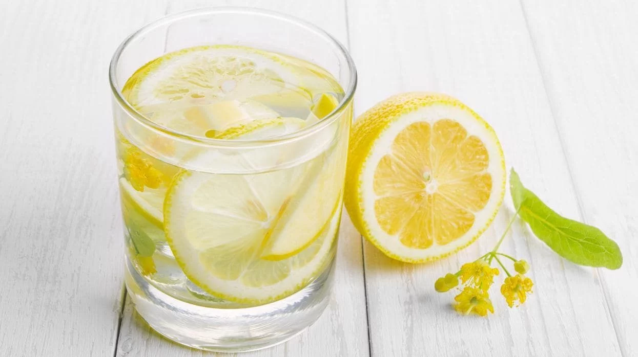 7 mitos de autocuidado que la ciencia desmiente (el agua con limón es ...