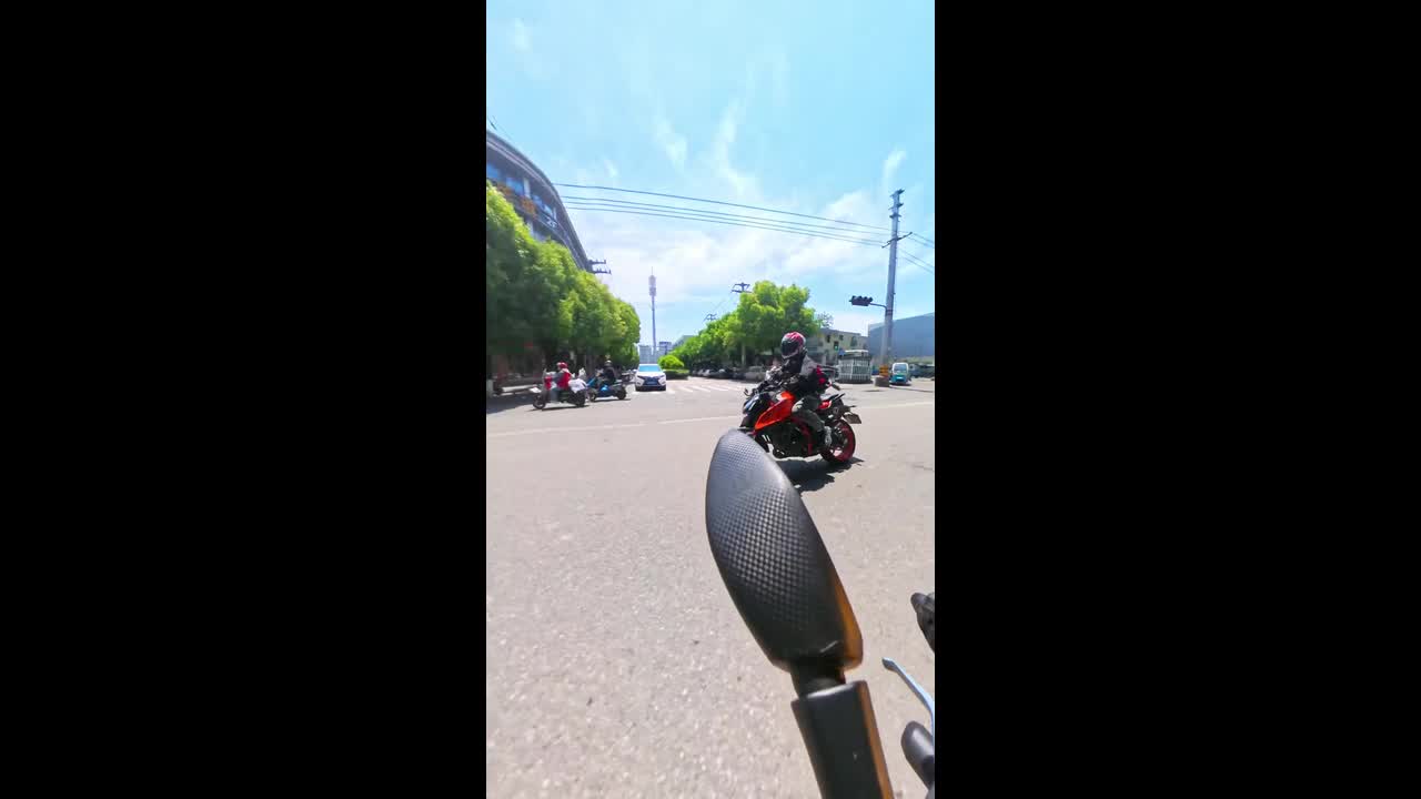 Motorcycles collide after accelerating from traffic light in Zhejiang ...