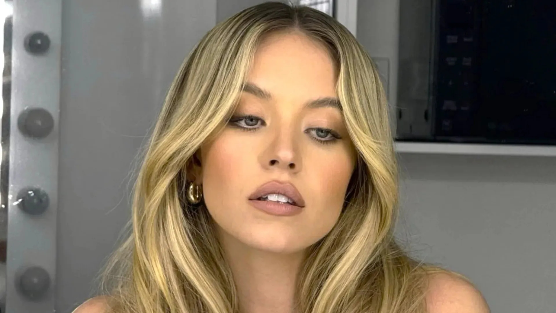 Con un look propio de los años 2000, Sydney Sweeney llama la atención