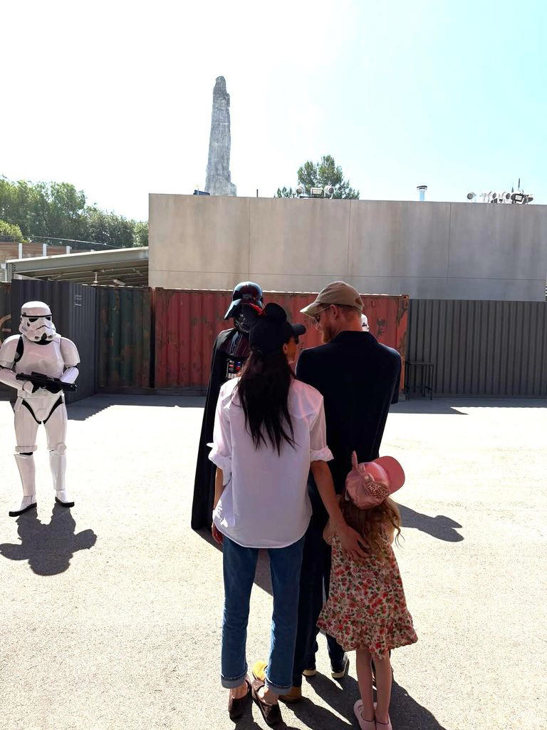 La princesa Lilibet reaparece en Disneyland con su melena pelirroja ...
