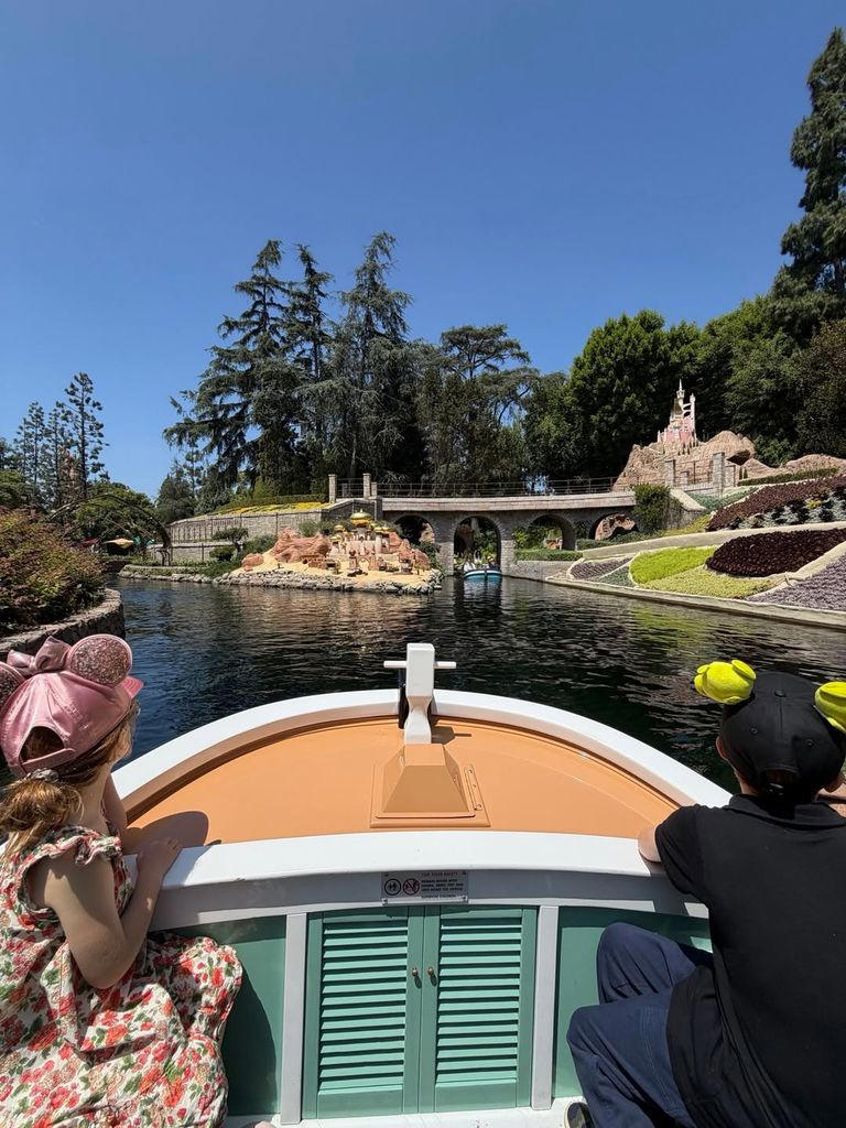 La princesa Lilibet reaparece en Disneyland con su melena pelirroja ...
