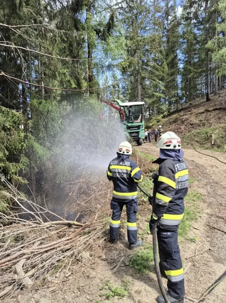 Hacker-LKW geht in Flammen auf – Feuerwehr im Einsatz