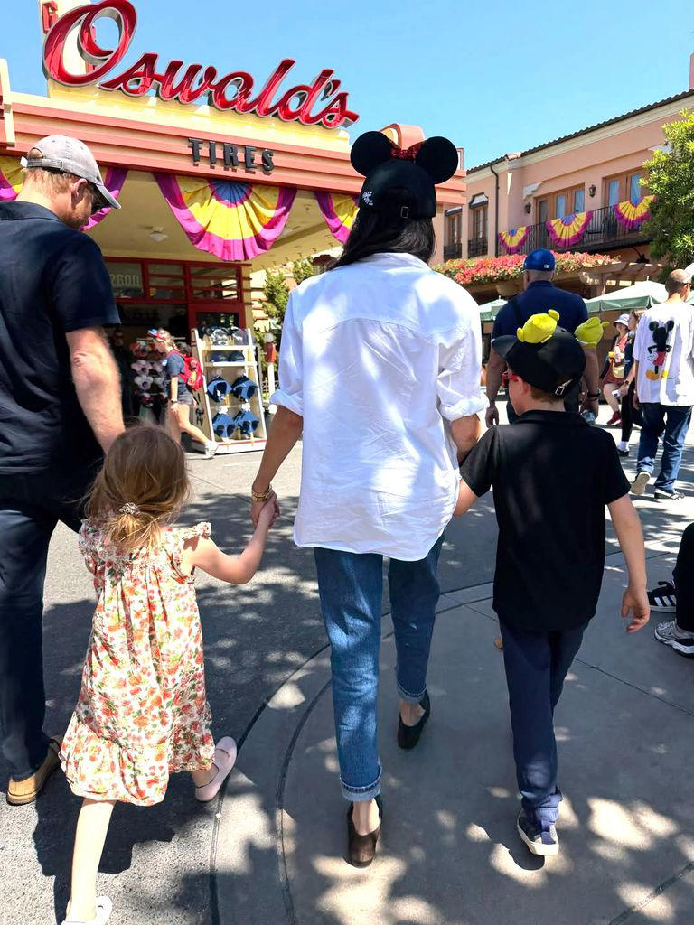 La princesa Lilibet reaparece en Disneyland con su melena pelirroja ...