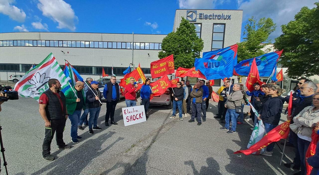 Electrolux, Urso convoca azienda, sindacati e Regioni lunedì 25 maggio ...