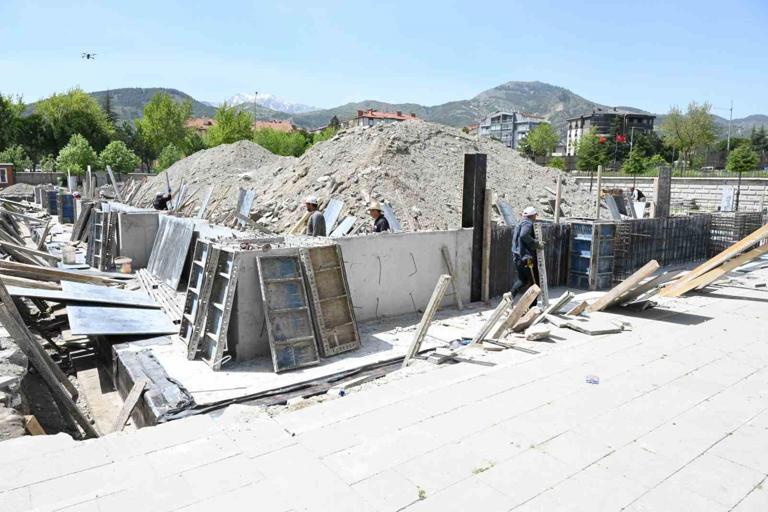 Isparta Belediyesi, 3 okula halı saha ve 1 okula kapalı spor salonu ...