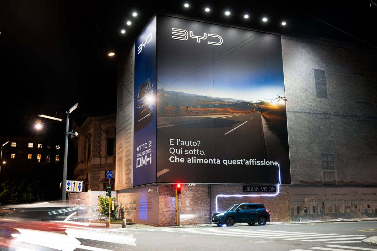BYD illumina Milano: il SUV Atto 2 DM-i alimenta un'affissione con la ...