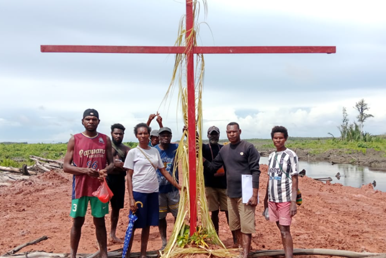 Seribu salib merah di tanah Papua, tanda apa?