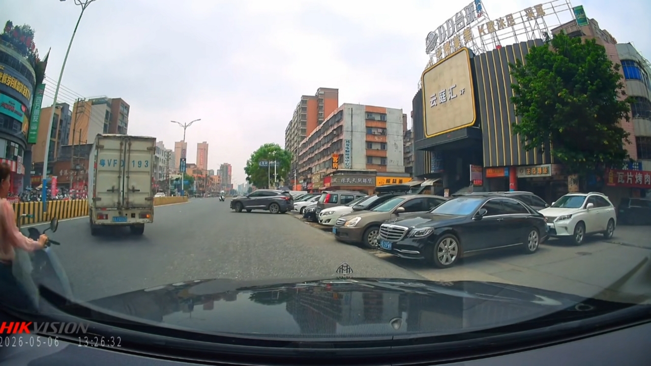 Motorcycle crashes into car after truck passes in Guangdong