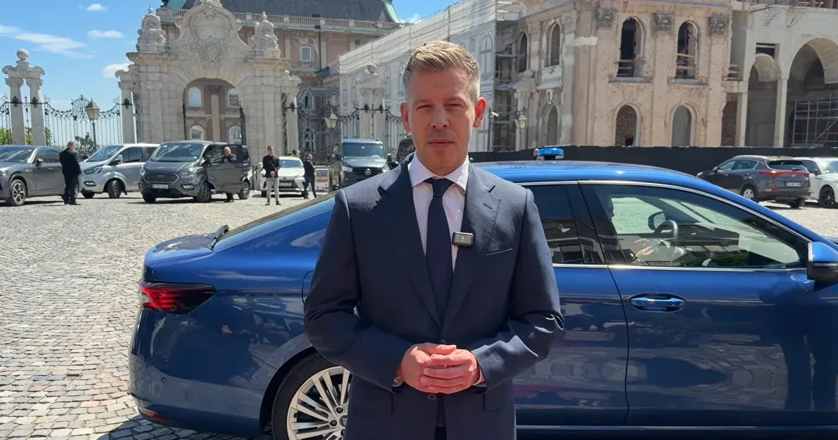 Megérkezett Magyar Péter a Sándor-palotába, ahol Sulyok Tamás átadja a ...