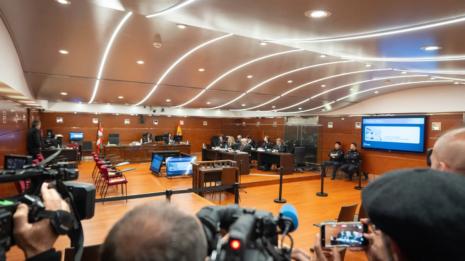 El acusado de asesinar de 13 cuchilladas a Maialen, su esposa ...
