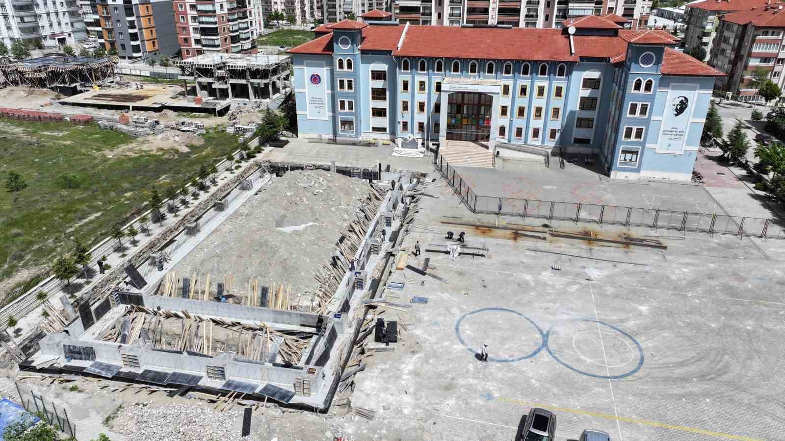 Isparta Belediyesi, 3 okula halı saha ve 1 okula kapalı spor salonu ...