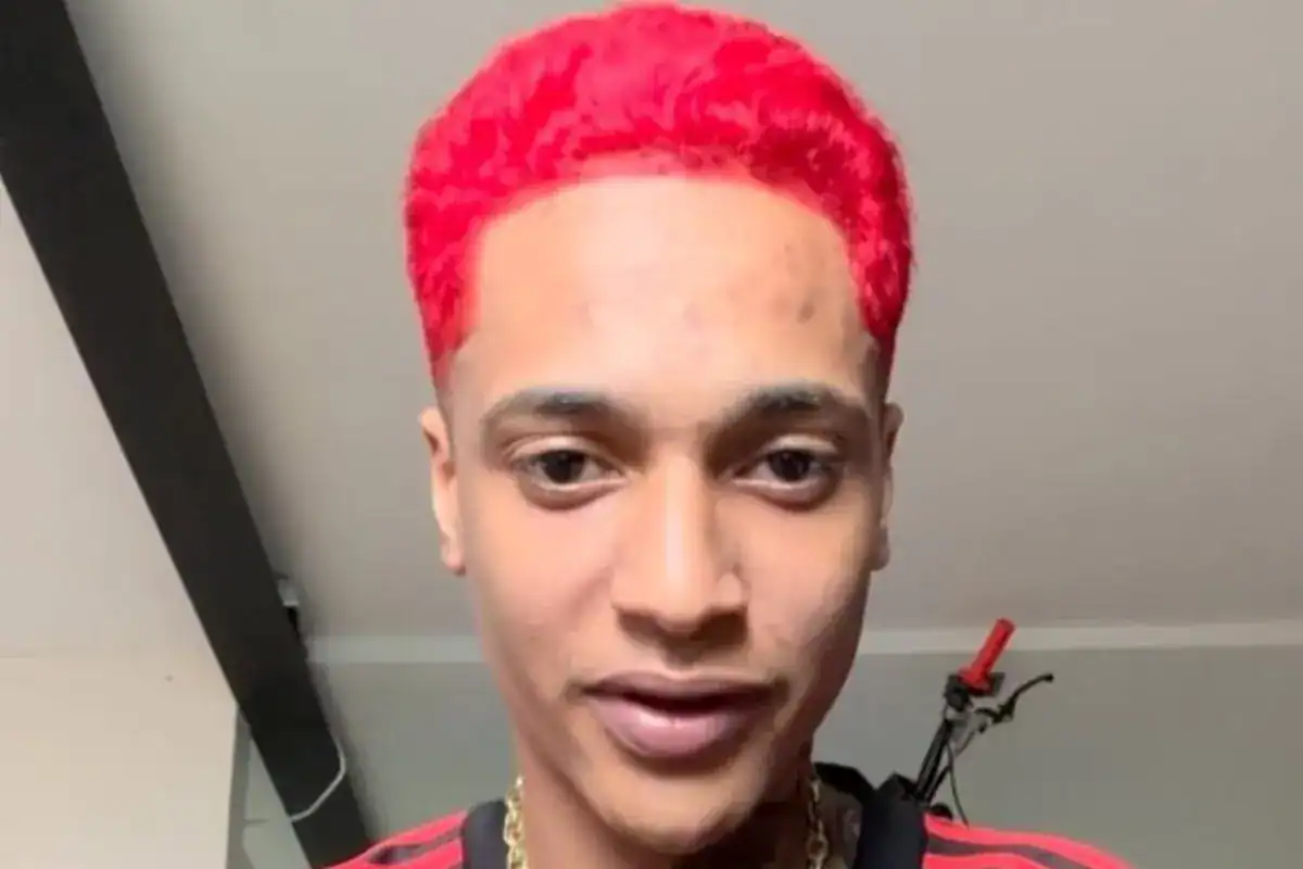 Julgamento de Oruam inicia no Rio enquanto rapper continua foragido