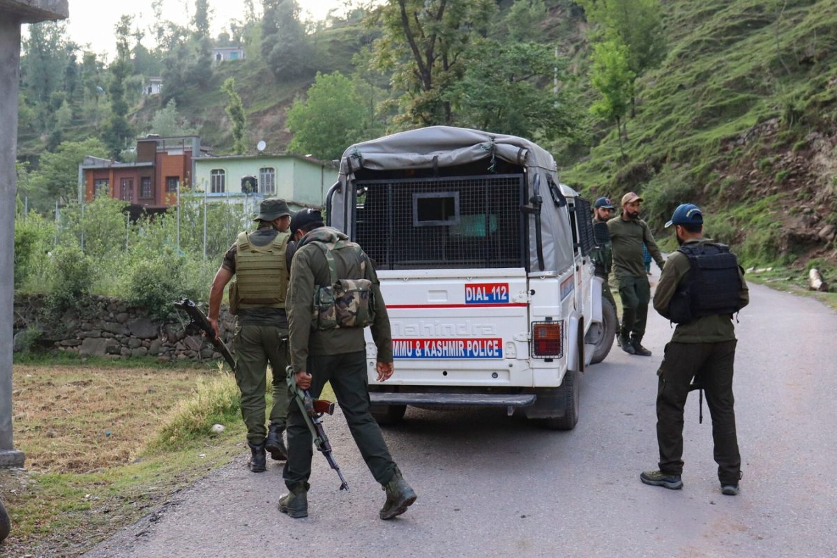 Indian Army, J&K Police thwart exfiltration bid in Baramulla's Uri, 3 ...
