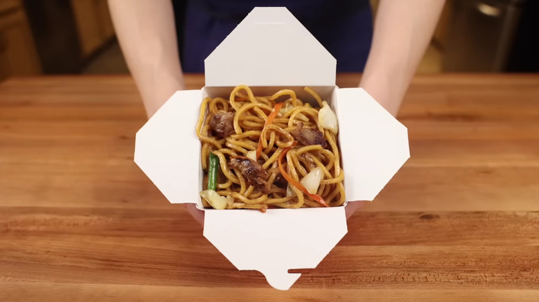What's the difference between chow mein and lo mein?