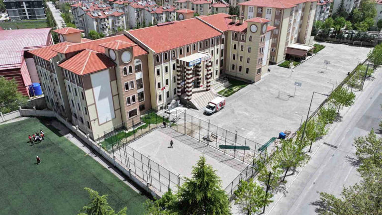 Isparta Belediyesi, 3 okula halı saha ve 1 okula kapalı spor salonu ...
